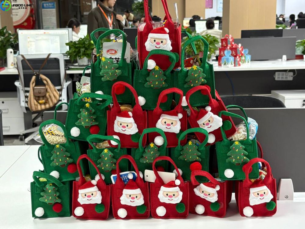 Foodline Celebrates Christmas with Gifts and Team Bonding